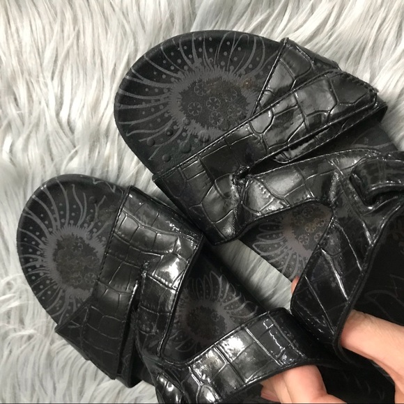 Vionic | Shoes | Orthaheel Vionic Comfort Sandals Strappy Black | Poshmark